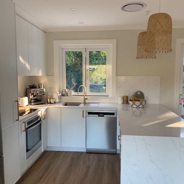 Modern kitchen - bush setting | Skoutli