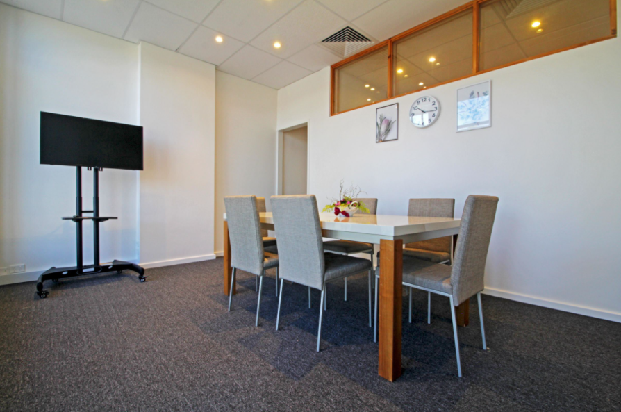 Wheelchair-Accessible Meeting Room | Skoutli